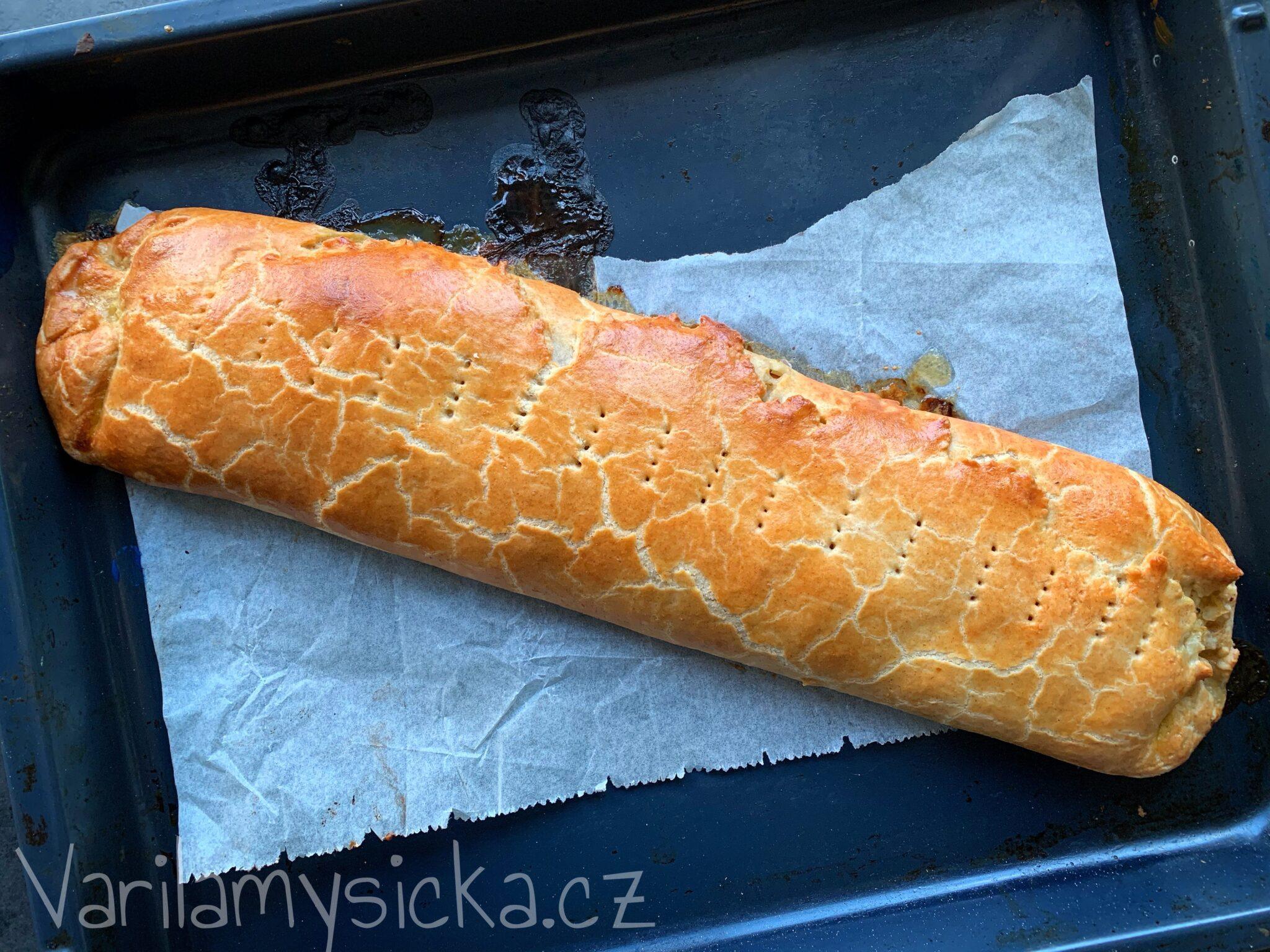 Slaný závin s kysaným zelím - domácí tvarohové těsto - vařilamyšička.cz